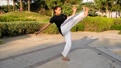 how to do the meia lua de frente capoeira تعلم الركلة الخطير حلقة 12 ...